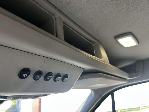 White Ford Transit 2015 in Vilnius, with an engine capacity of 2.20 L and mileage of 282 thousand km for 11487 €, photo 10 on AUTOMOTO.COM.LV