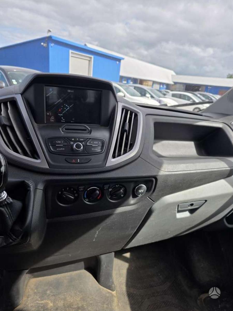 White Ford Transit 2017 in Taurage, with an engine capacity of 2.00 L and mileage of 186 thousand km for 12300 €, photo 11 on AUTOMOTO.COM.LV