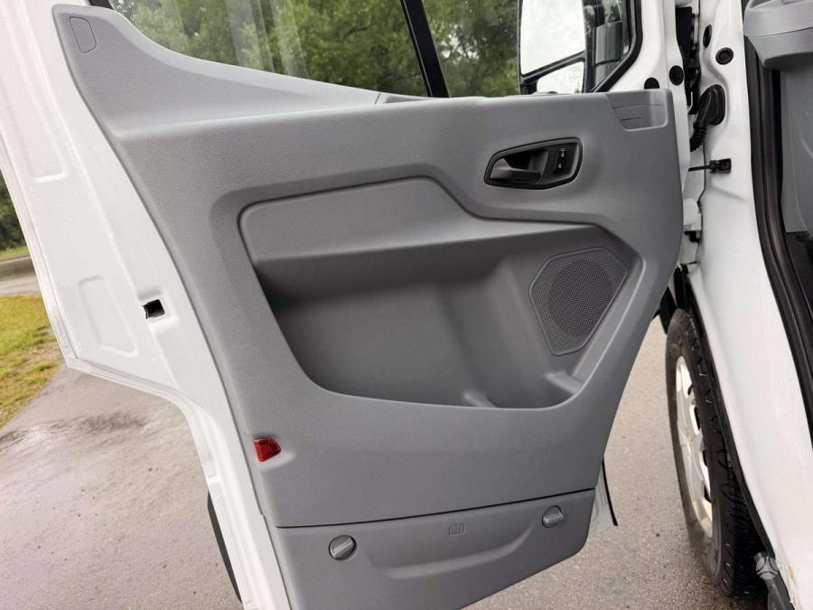 White Ford Transit 2018 in Taurage, with an engine capacity of 2.00 L and mileage of 164 thousand km for 13600 €, photo 17 on AUTOMOTO.COM.LV