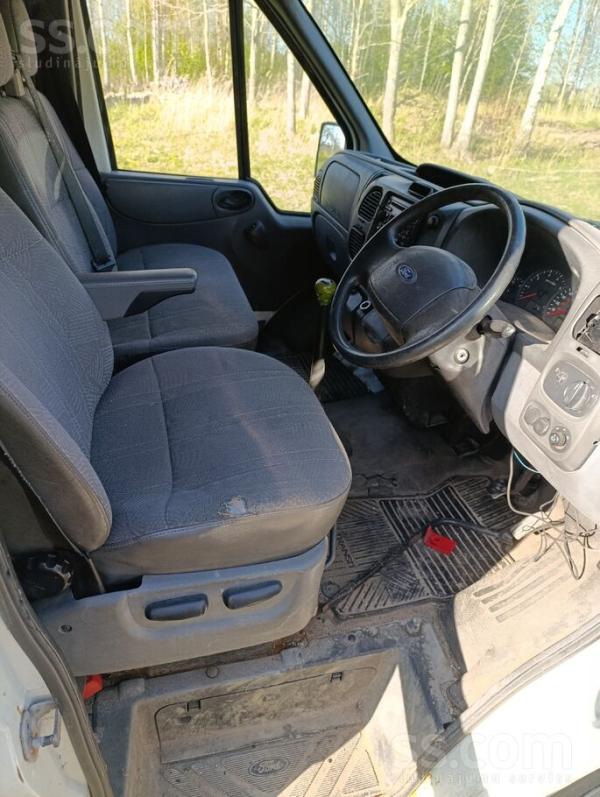 White Ford Transit 2004 in Talsi, with an engine capacity of 2.20 L and mileage of 301 thousand km for 600 €, photo 4 on AUTOMOTO.COM.LV