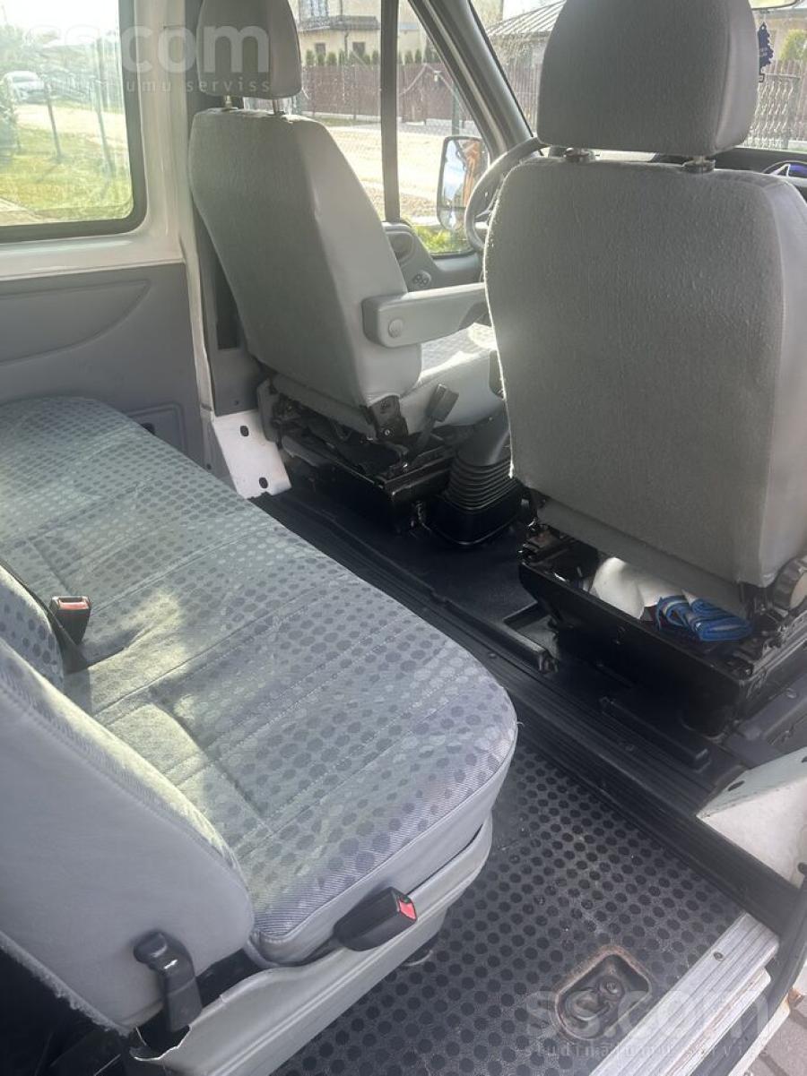 White Ford Transit 2009 in Riga, with an engine capacity of 2.20 L and mileage of 305 thousand km for 3950 €, photo 4 on AUTOMOTO.COM.LV