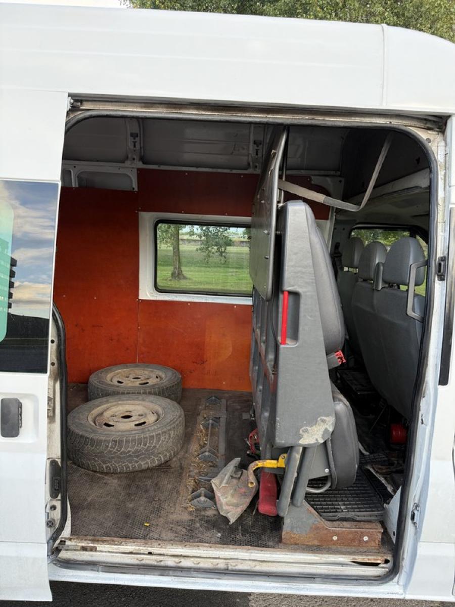 Balts Ford Transit 2012 Tallina, ar dzinēja tilpumu 2.20 L un nobraukumu 257 tūkst. km par 5000 €, foto 24 vietnē AUTOMOTO.COM.LV