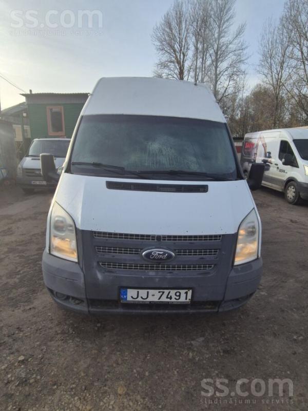 White Ford Transit 2013 in Riga, with an engine capacity of 2.20 L and mileage of 301 thousand km for 2290 €, photo 1 on AUTOMOTO.COM.LV