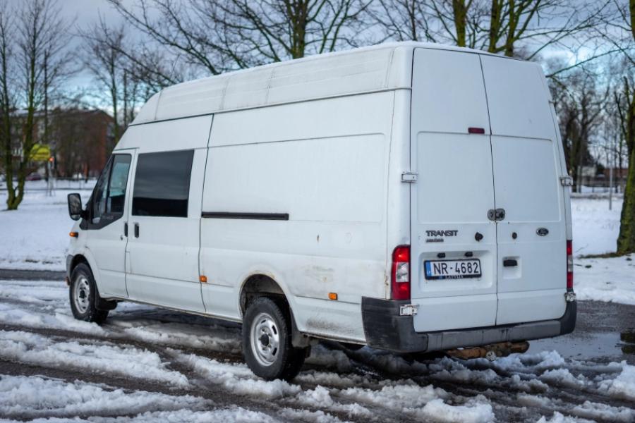 White Ford Transit 2013 in Riga, with an engine capacity of 2.20 L and mileage of 307 thousand km for 5500 €, photo 4 on AUTOMOTO.COM.LV