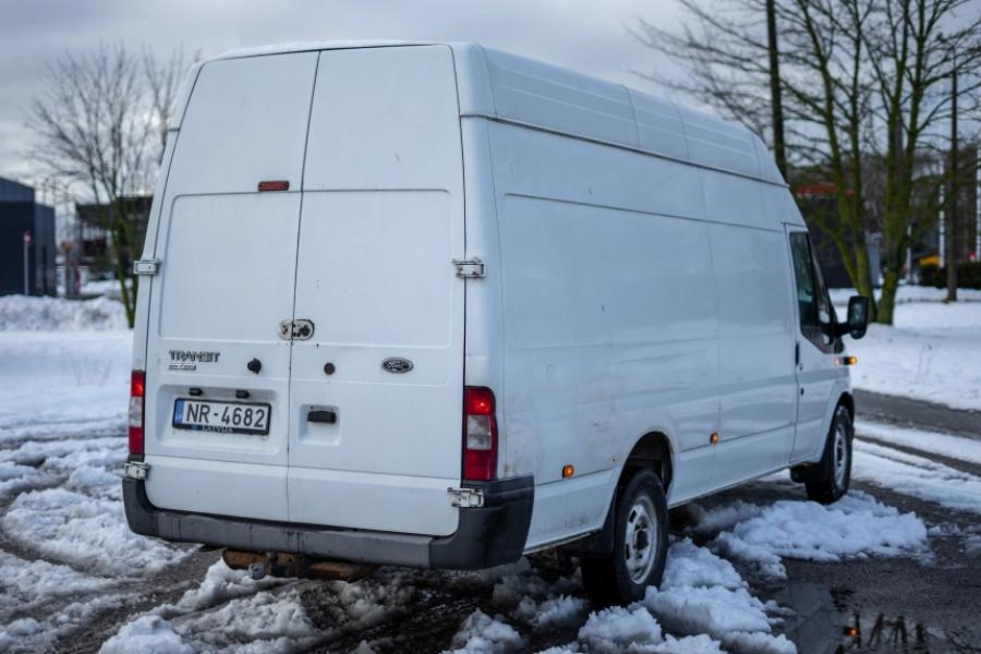 White Ford Transit 2013 in Riga, with an engine capacity of 2.20 L and mileage of 307 thousand km for 5500 €, photo 8 on AUTOMOTO.COM.LV