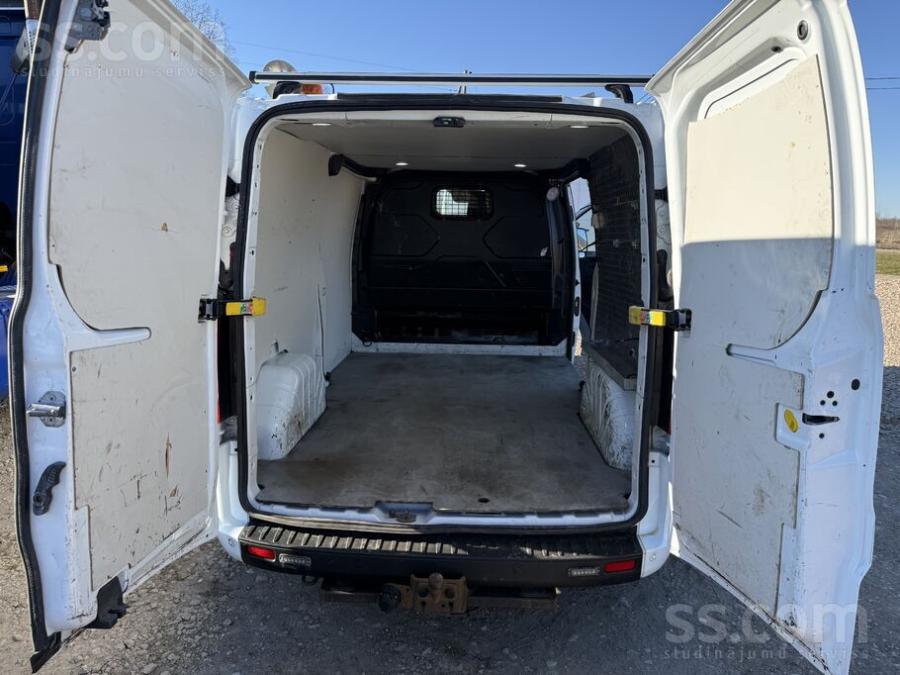 White Ford Transit 2018 in Dobele, with an engine capacity of 2.00 L and mileage of 256 thousand km for 9950 €, photo 9 on AUTOMOTO.COM.LV