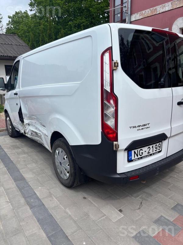 White Ford Transit 2018 in Riga, with an engine capacity of 2.00 L and mileage of 227 thousand km for 6500 €, photo 5 on AUTOMOTO.COM.LV