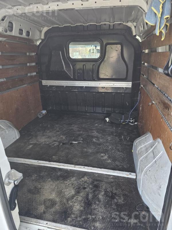 White Ford Transit 2008 in Valmiera, with an engine capacity of 1.80 L and mileage of 265 thousand km for 2495 €, photo 6 on AUTOMOTO.COM.LV