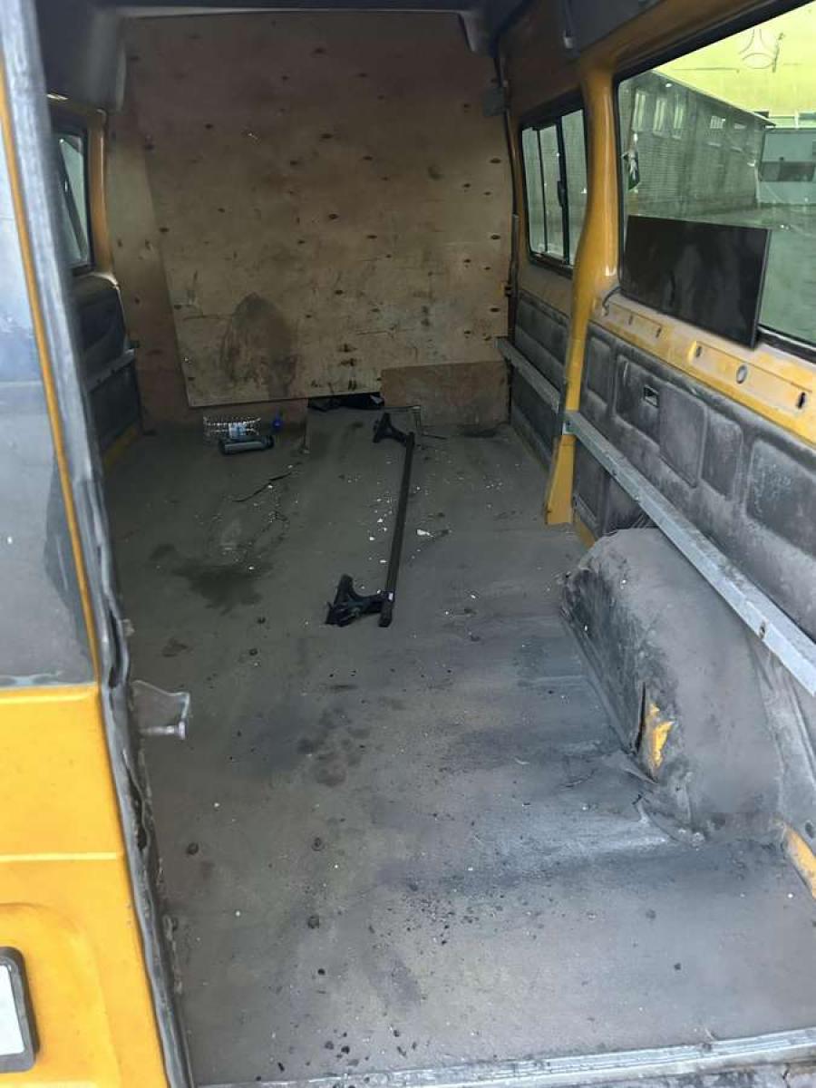 Dzeltens Ford Transit 2004 Viļņa, ar dzinēja tilpumu 2.00 L un nobraukumu 412 tūkst. km par 1400 €, foto 7 vietnē AUTOMOTO.COM.LV