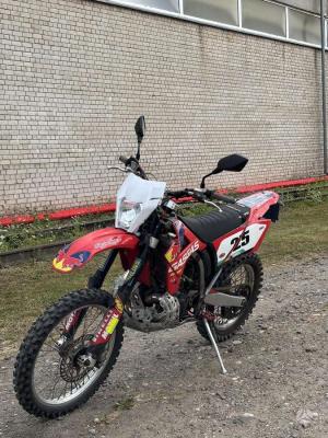 Sarkans Gas Gas EC 2006 Kauņa, ar dzinēja tilpumu 0.25 L un nobraukumu 17 tūkst. km par 3500 €, foto  vietnē AUTOMOTO.COM.LV