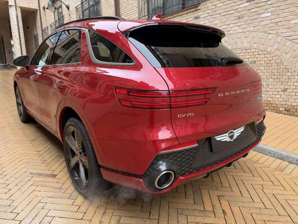 Red Genesis GV70 2023 in Vilnius, with an engine capacity of 3.50 L and mileage of 50 thousand km for 34400 €, photo 5 on AUTOMOTO.COM.LV