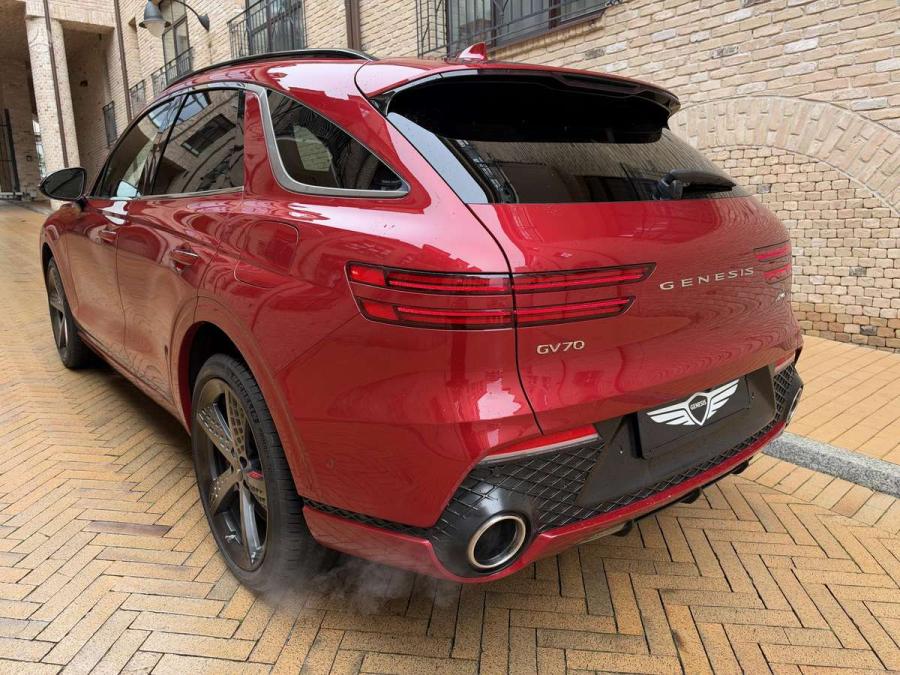 Red Genesis GV70 2023 in Vilnius, with an engine capacity of 3.50 L and mileage of 50 thousand km for 34400 €, photo 5 on AUTOMOTO.COM.LV