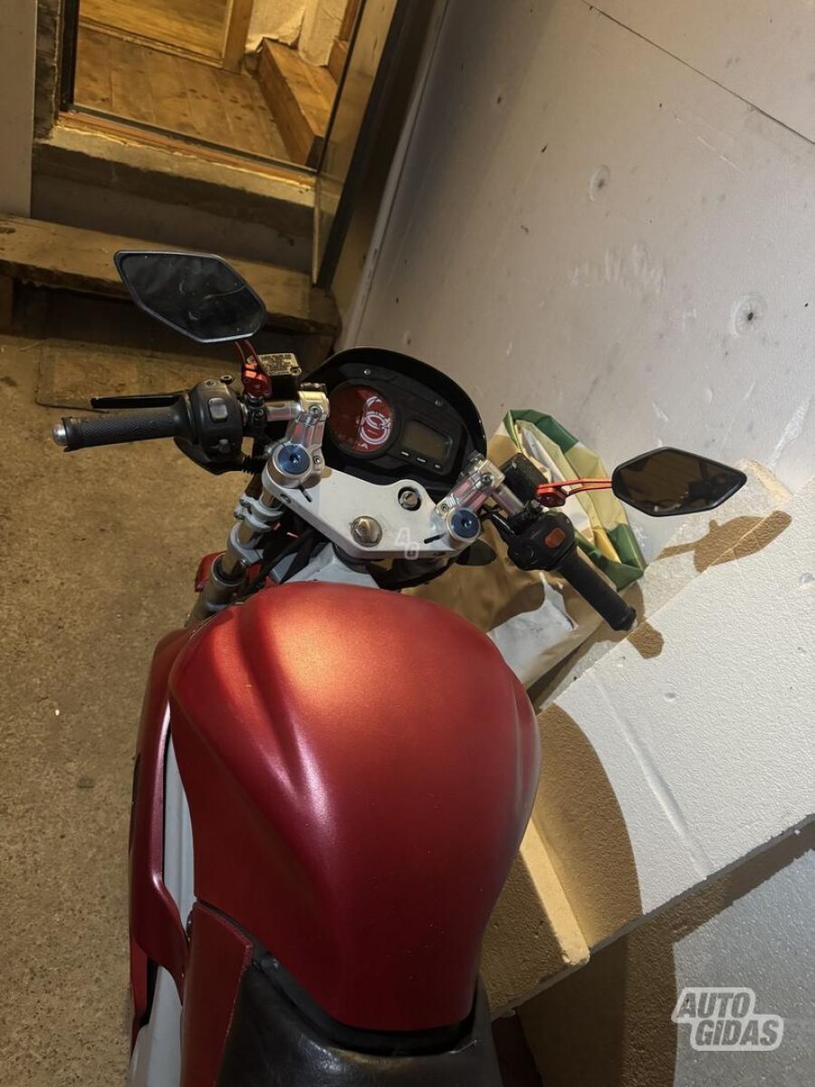 Sarkans Gilera DNA 2002 Kaišiadorys, ar dzinēja tilpumu 0.13 L un nobraukumu 0 tūkst. km par 950 €, foto 4 vietnē AUTOMOTO.COM.LV