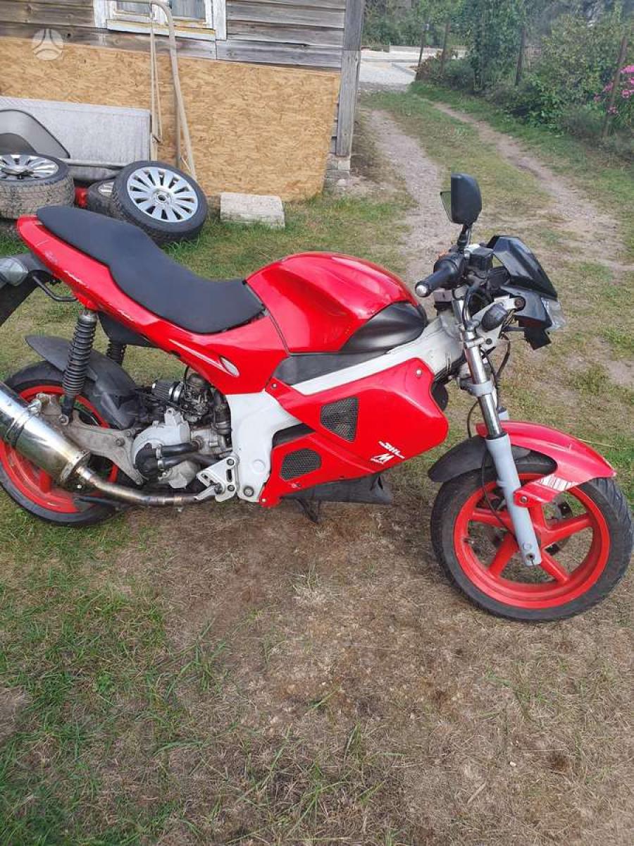 Sarkans Gilera DNA 2002 Kauņa, ar dzinēja tilpumu 0.00 L un nobraukumu 7 tūkst. km par 1000 €, foto 1 vietnē AUTOMOTO.COM.LV