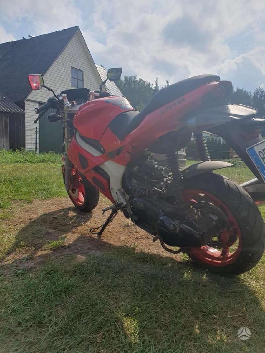 Sarkans Gilera DNA 2002 Kauņa, ar dzinēja tilpumu 0.00 L un nobraukumu 7 tūkst. km par 1000 €, foto 2 vietnē AUTOMOTO.COM.LV