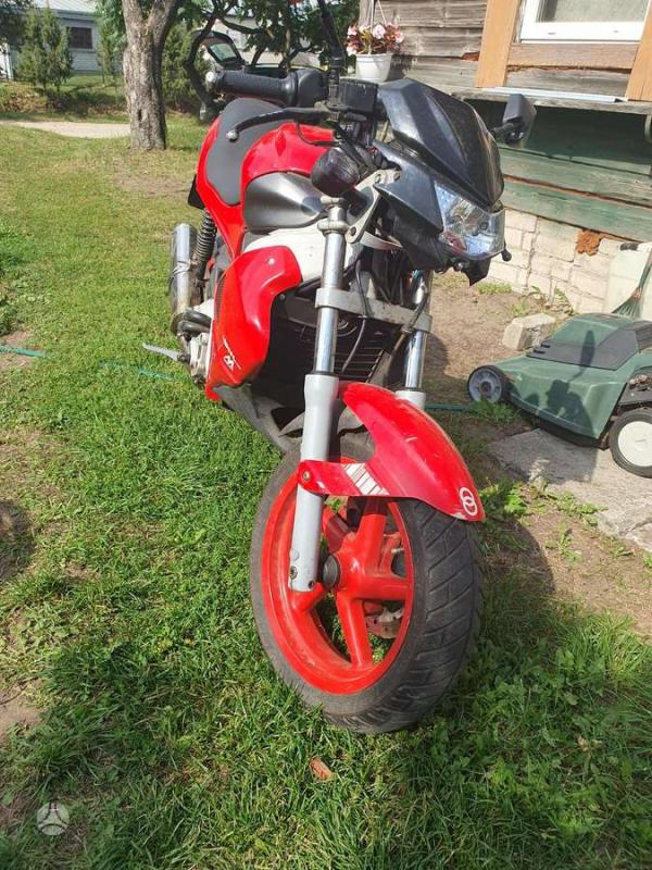 Red Gilera DNA 2002 in Kaunas, with an engine capacity of 0.00 L and mileage of 7 thousand km for 1000 €, photo 6 on AUTOMOTO.COM.LV