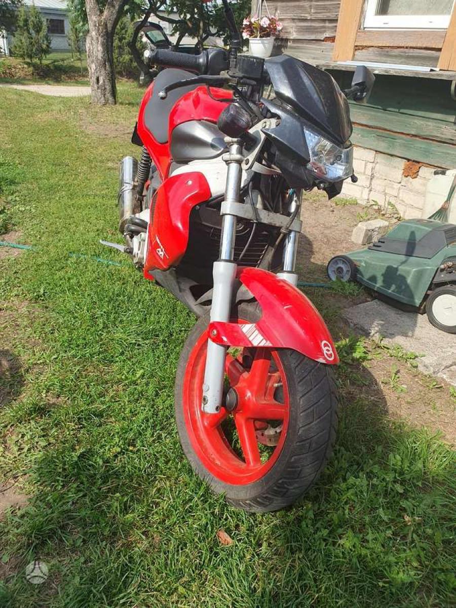 Sarkans Gilera DNA 2002 Kauņa, ar dzinēja tilpumu 0.00 L un nobraukumu 7 tūkst. km par 1000 €, foto 6 vietnē AUTOMOTO.COM.LV