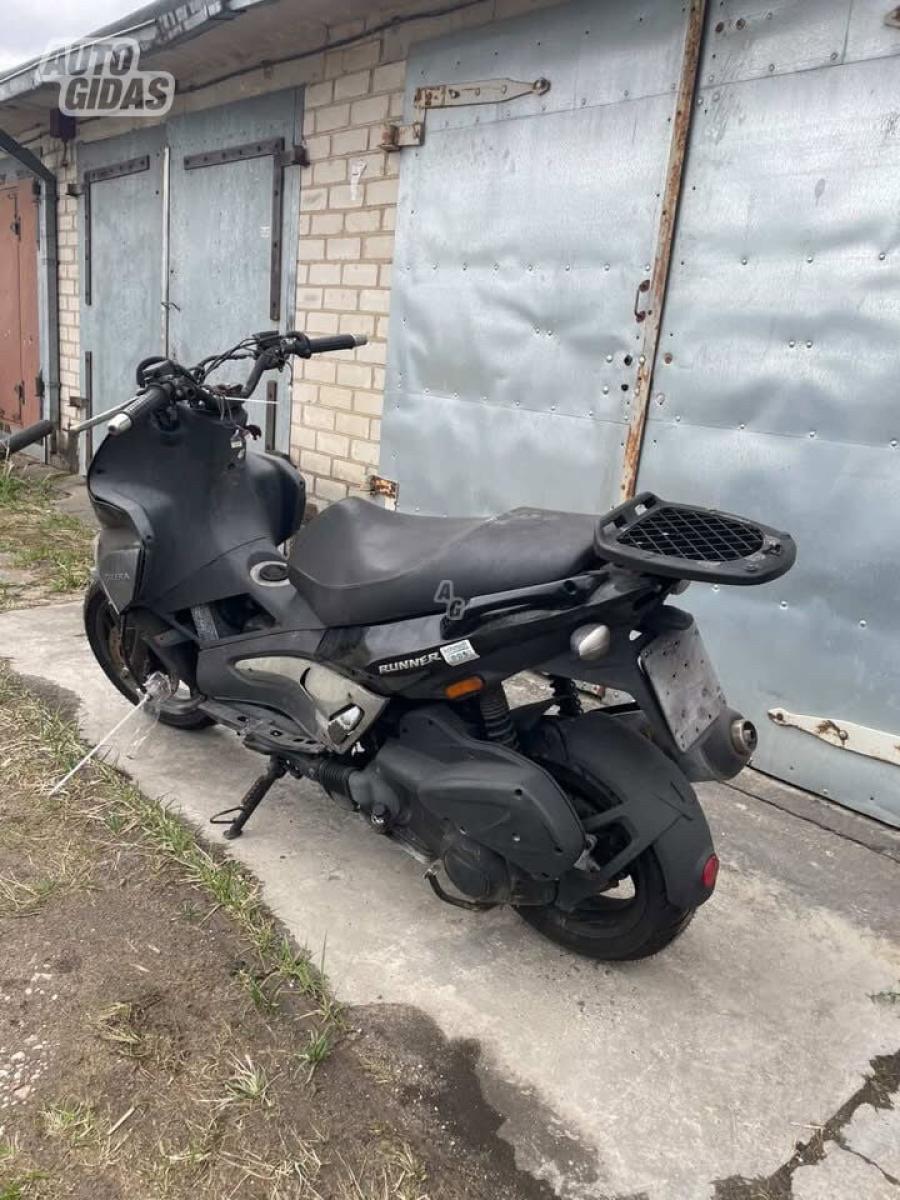 Black Gilera Runner 2006 in Marijampole, with an engine capacity of 0.13 L and mileage of 6 thousand km for 350 €, photo 4 on AUTOMOTO.COM.LV