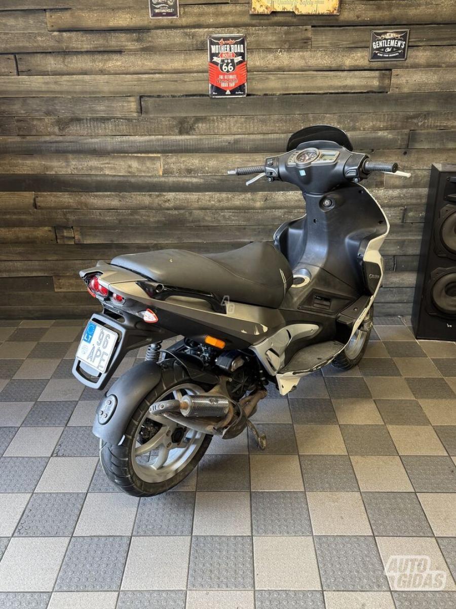 Black Gilera Runner 2008 in Mazeikiai, with an engine capacity of 0.05 L and mileage of 0 thousand km for 935 €, photo 5 on AUTOMOTO.COM.LV