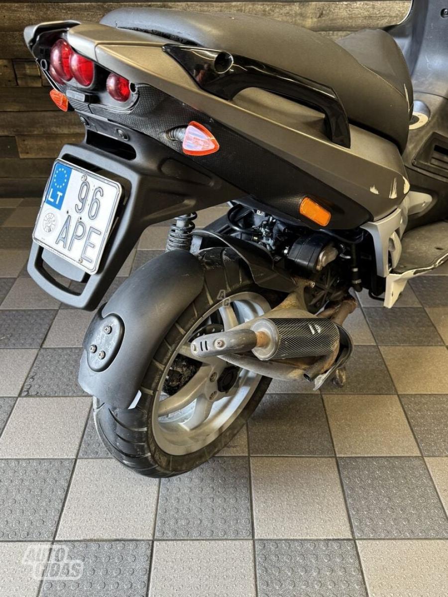 Black Gilera Runner 2008 in Mazeikiai, with an engine capacity of 0.05 L and mileage of 0 thousand km for 935 €, photo 6 on AUTOMOTO.COM.LV