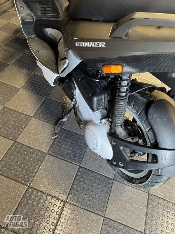 Black Gilera Runner 2008 in Mazeikiai, with an engine capacity of 0.05 L and mileage of 0 thousand km for 935 €, photo 6 on AUTOMOTO.COM.LV