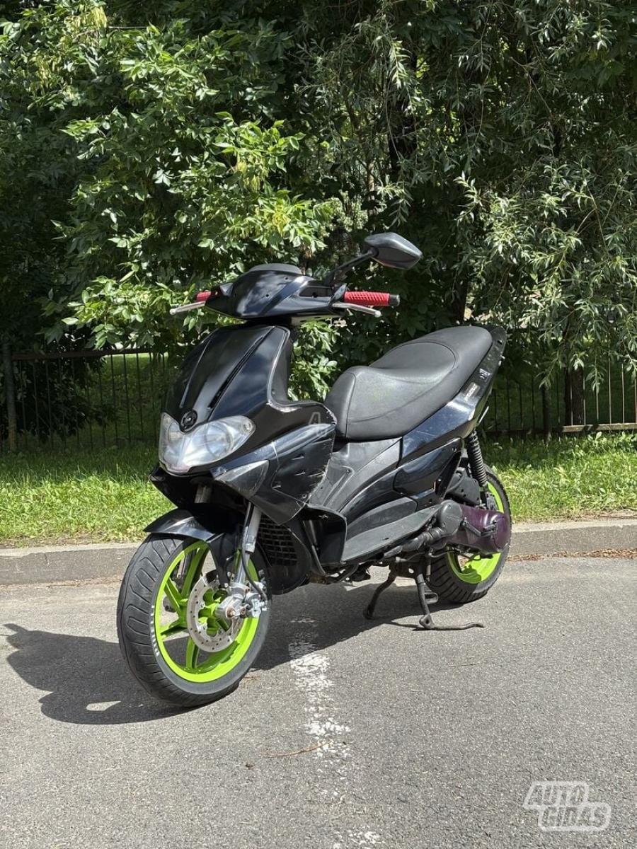 Black Gilera Runner 2008 in Vilnius, with an engine capacity of 0.05 L and mileage of 14 thousand km for 1300 €, photo 4 on AUTOMOTO.COM.LV