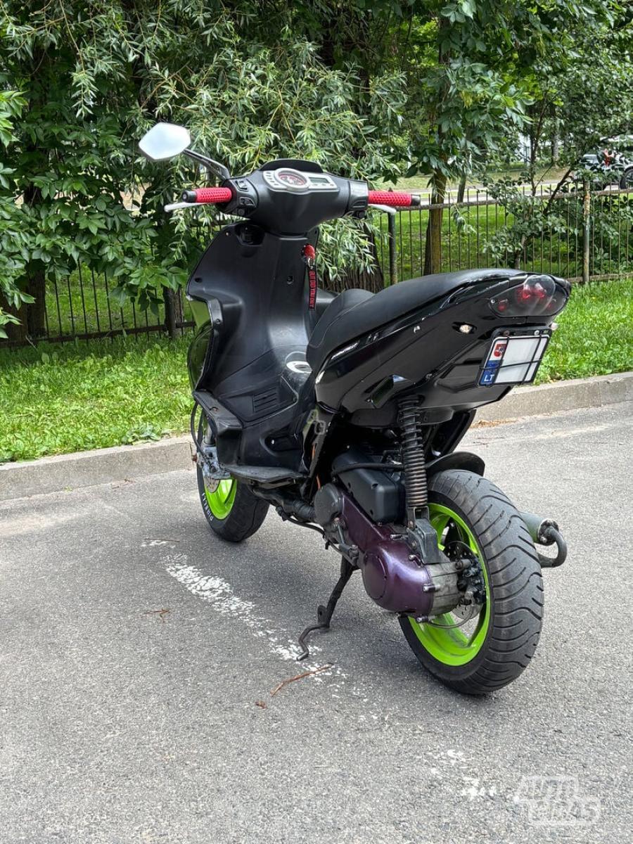 Black Gilera Runner 2008 in Vilnius, with an engine capacity of 0.05 L and mileage of 14 thousand km for 1300 €, photo 5 on AUTOMOTO.COM.LV