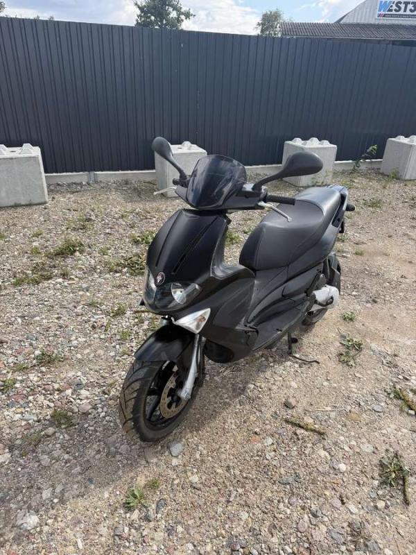 Black Gilera Runner 2013 in Marijampole, with an engine capacity of 49.00 L and mileage of 28 thousand km for 690 €, photo 1 on AUTOMOTO.COM.LV