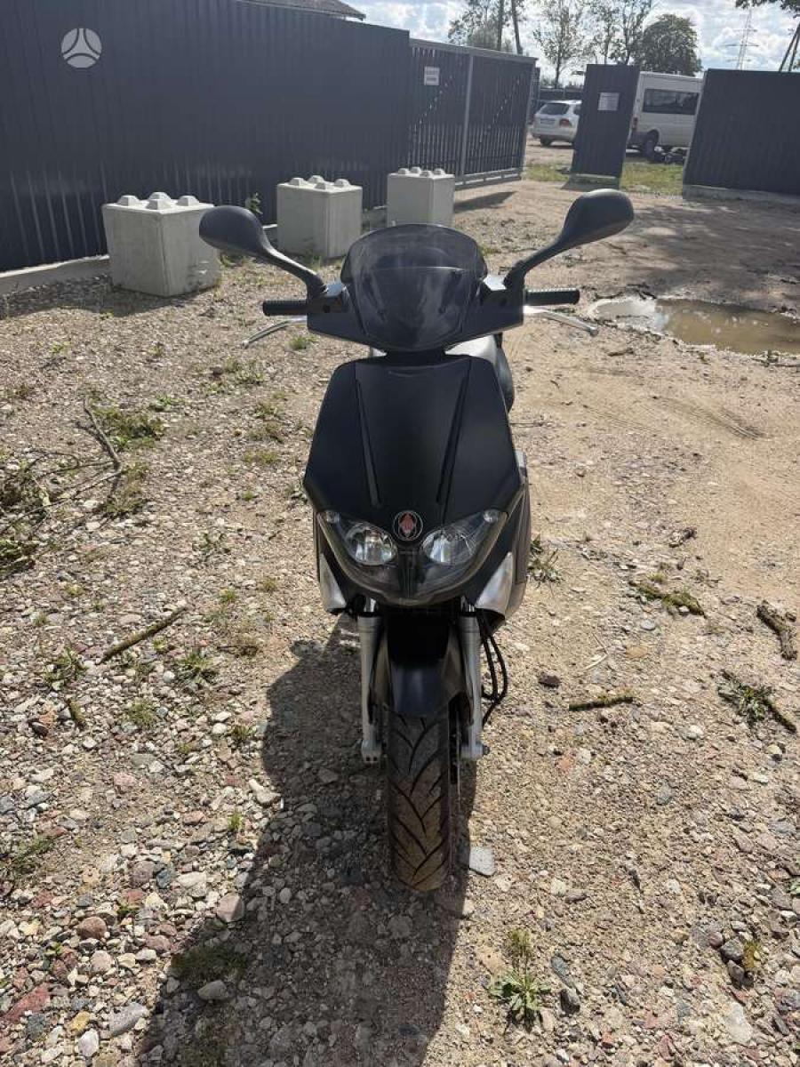 Black Gilera Runner 2013 in Marijampole, with an engine capacity of 49.00 L and mileage of 28 thousand km for 690 €, photo 3 on AUTOMOTO.COM.LV