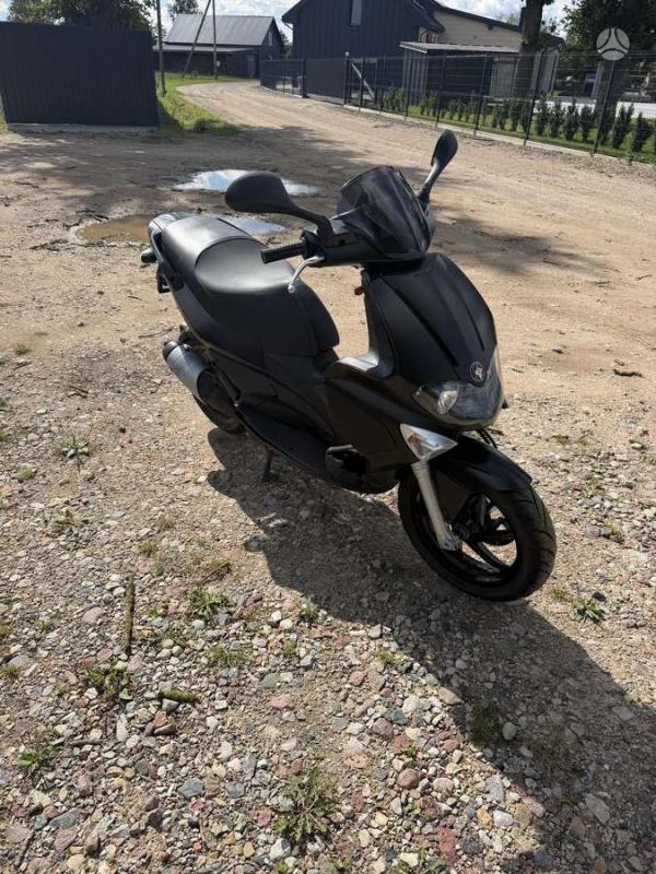 Black Gilera Runner 2013 in Marijampole, with an engine capacity of 49.00 L and mileage of 28 thousand km for 690 €, photo 4 on AUTOMOTO.COM.LV