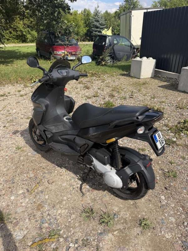 Black Gilera Runner 2013 in Marijampole, with an engine capacity of 49.00 L and mileage of 28 thousand km for 690 €, photo 5 on AUTOMOTO.COM.LV