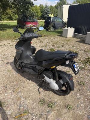 Black Gilera Runner 2013 in Marijampole, with an engine capacity of 49.00 L and mileage of 28 thousand km for 690 €, photo 5 on AUTOMOTO.COM.LV