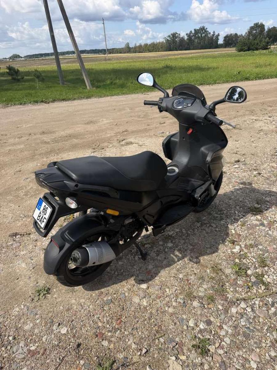 Black Gilera Runner 2013 in Marijampole, with an engine capacity of 49.00 L and mileage of 28 thousand km for 690 €, photo 6 on AUTOMOTO.COM.LV