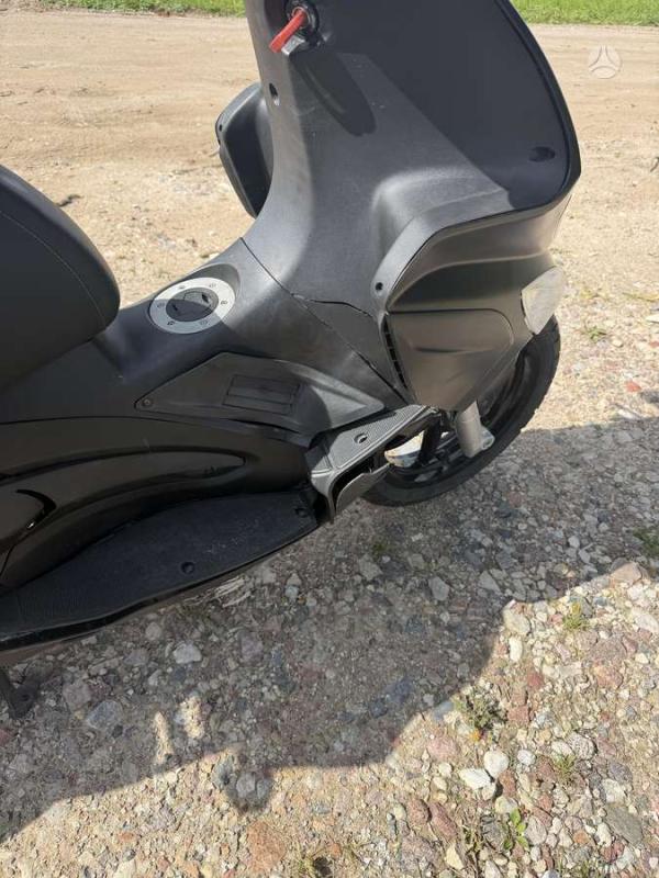 Black Gilera Runner 2013 in Marijampole, with an engine capacity of 49.00 L and mileage of 28 thousand km for 690 €, photo 9 on AUTOMOTO.COM.LV