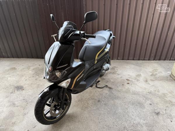 Black Gilera Runner 2016 in Kaunas, with an engine capacity of 0.05 L and mileage of 8 thousand km for 1750 €, photo 2 on AUTOMOTO.COM.LV