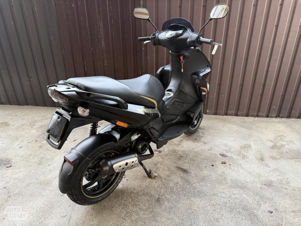 Black Gilera Runner 2016 in Kaunas, with an engine capacity of 0.05 L and mileage of 8 thousand km for 1750 €, photo 4 on AUTOMOTO.COM.LV