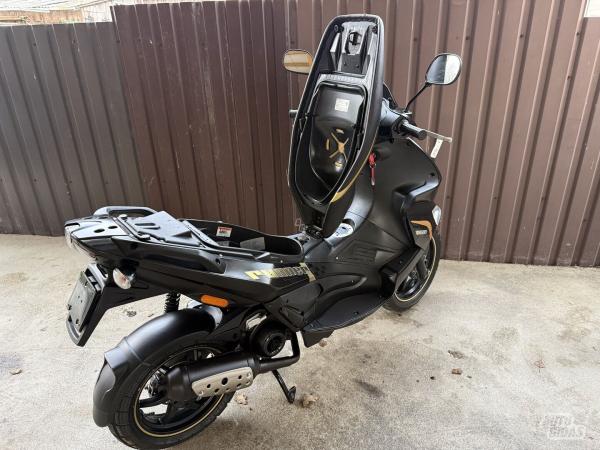 Black Gilera Runner 2016 in Kaunas, with an engine capacity of 0.05 L and mileage of 8 thousand km for 1750 €, photo 5 on AUTOMOTO.COM.LV