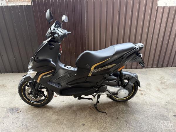 Black Gilera Runner 2016 in Kaunas, with an engine capacity of 0.05 L and mileage of 8 thousand km for 1750 €, photo 9 on AUTOMOTO.COM.LV
