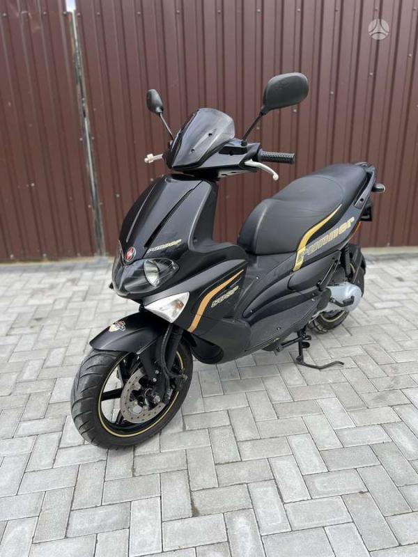 Melns Gilera Runner 2016 Kauņa, ar dzinēja tilpumu 49.00 L un nobraukumu 8 tūkst. km par 1450 €, foto 2 vietnē AUTOMOTO.COM.LV
