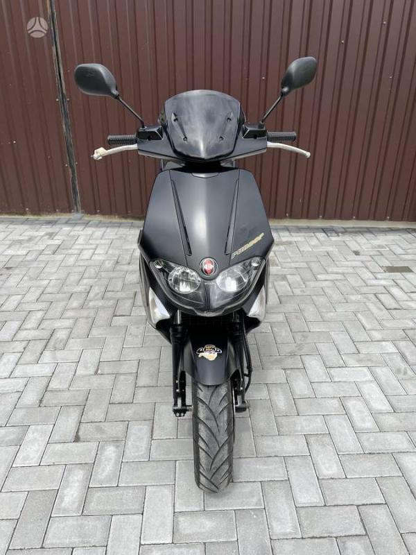 Melns Gilera Runner 2016 Kauņa, ar dzinēja tilpumu 49.00 L un nobraukumu 8 tūkst. km par 1450 €, foto 3 vietnē AUTOMOTO.COM.LV