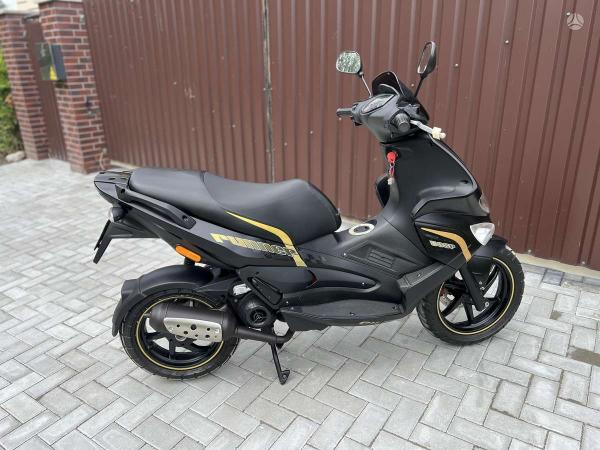 Melns Gilera Runner 2016 Kauņa, ar dzinēja tilpumu 49.00 L un nobraukumu 8 tūkst. km par 1450 €, foto 4 vietnē AUTOMOTO.COM.LV