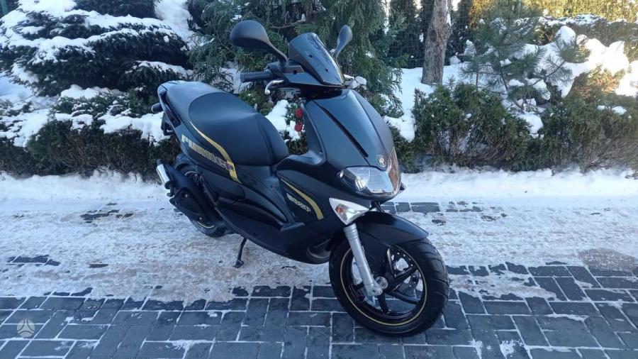 Melns Gilera Runner 2017 Vievis, ar dzinēja tilpumu 49.00 L un nobraukumu 3 tūkst. km par 1850 €, foto 1 vietnē AUTOMOTO.COM.LV