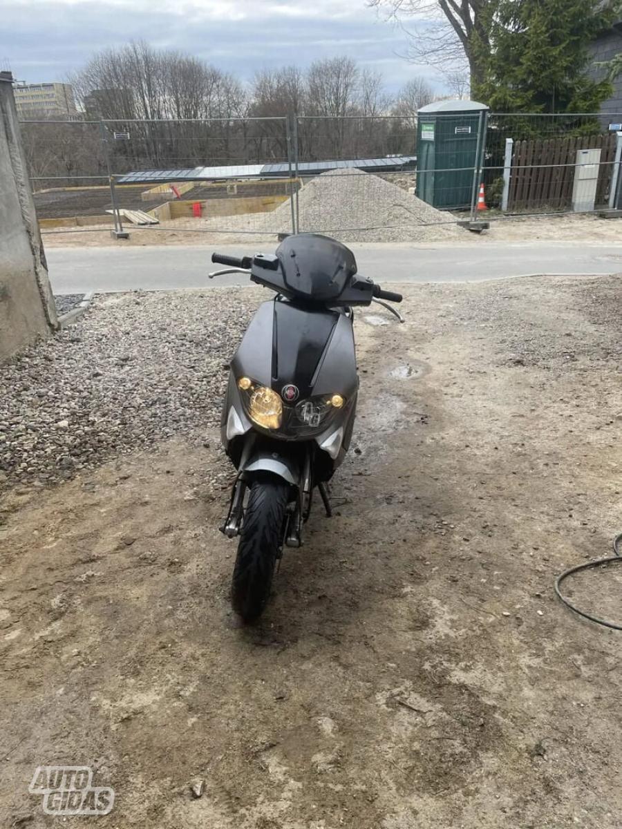 Pelēks Gilera Runner 2003 Viļņa, ar dzinēja tilpumu 0.05 L un nobraukumu 64 tūkst. km par 700 €, foto 3 vietnē AUTOMOTO.COM.LV