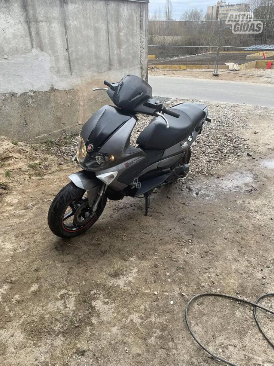 Pelēks Gilera Runner 2003 Viļņa, ar dzinēja tilpumu 0.05 L un nobraukumu 64 tūkst. km par 700 €, foto 4 vietnē AUTOMOTO.COM.LV