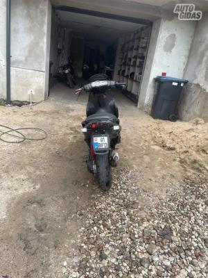 Pelēks Gilera Runner 2003 Viļņa, ar dzinēja tilpumu 0.05 L un nobraukumu 64 tūkst. km par 700 €, foto 7 vietnē AUTOMOTO.COM.LV