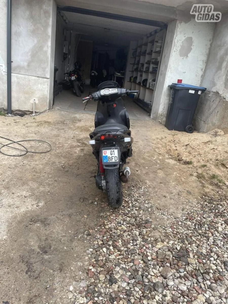 Pelēks Gilera Runner 2003 Viļņa, ar dzinēja tilpumu 0.05 L un nobraukumu 64 tūkst. km par 700 €, foto 7 vietnē AUTOMOTO.COM.LV