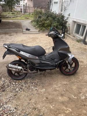 Pelēks Gilera Runner 2003 Viļņa, ar dzinēja tilpumu 0.05 L un nobraukumu 64 tūkst. km par 700 €, foto 9 vietnē AUTOMOTO.COM.LV