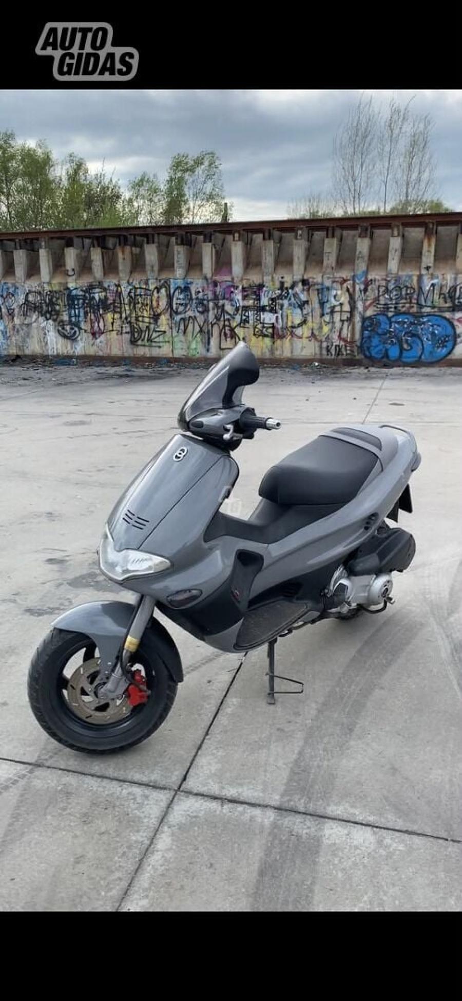 Grey Gilera Runner 2003 in Panevezys, with an engine capacity of 0.13 L and mileage of 12 thousand km for 1800 €, photo 6 on AUTOMOTO.COM.LV