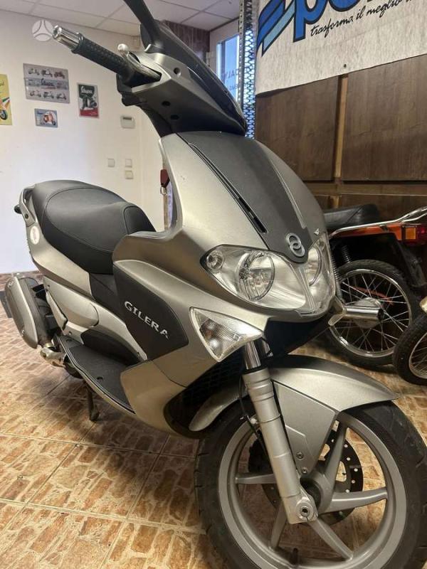 Pelēks Gilera Runner 2006 Viļņa, ar dzinēja tilpumu 0.13 L un nobraukumu 9 tūkst. km par 1350 €, foto 1 vietnē AUTOMOTO.COM.LV