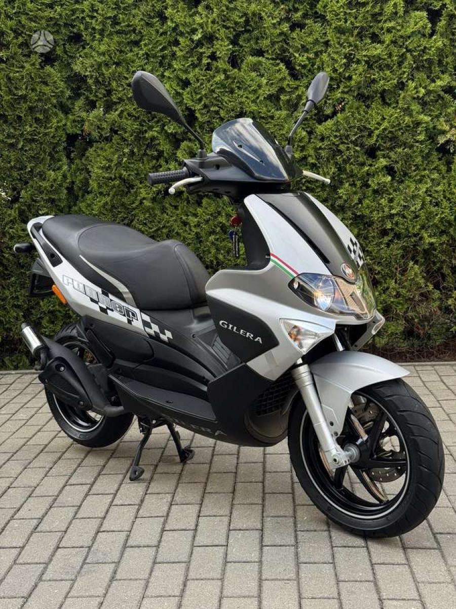 Grey Gilera Runner 2016 in Marijampole, with an engine capacity of 49.00 L and mileage of 13 thousand km for 1550 €, photo 1 on AUTOMOTO.COM.LV